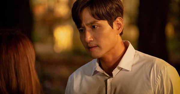 Đi họp lớp đầu năm, 1 người bạn tiết lộ chồng tôi có con riêng, tôi lén ...